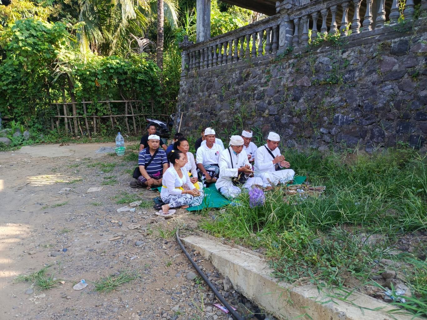 Mepiuning Betonisasi Setra Desa Bulian: Sinergi Pemerintah Desa dan ...